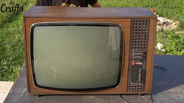 Four DIY Ideas To Upcycle Old TVs - Seven Frigo